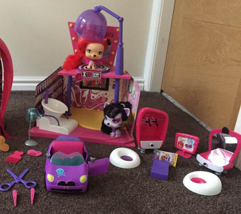 VIP Pets Awards Theatre, Beauty Salon, Gwen's convertible & Juliet's ...
