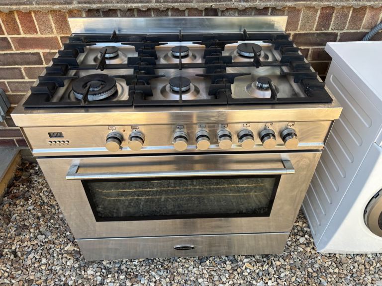 *needs repair* Britannia range cooker with a 6 burner dual fuel hob ...