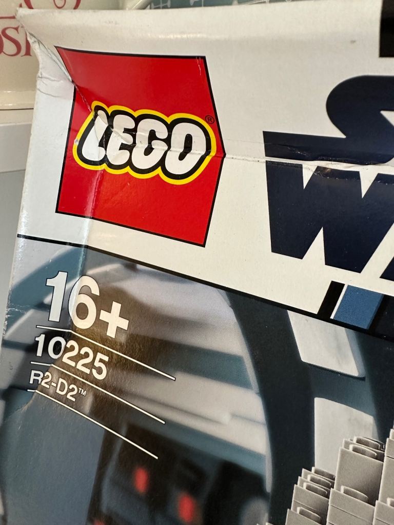 SOLD PENDING COLLECTION Retired LEGO STAR WARS R2-D2 #10225 UCS Set ...