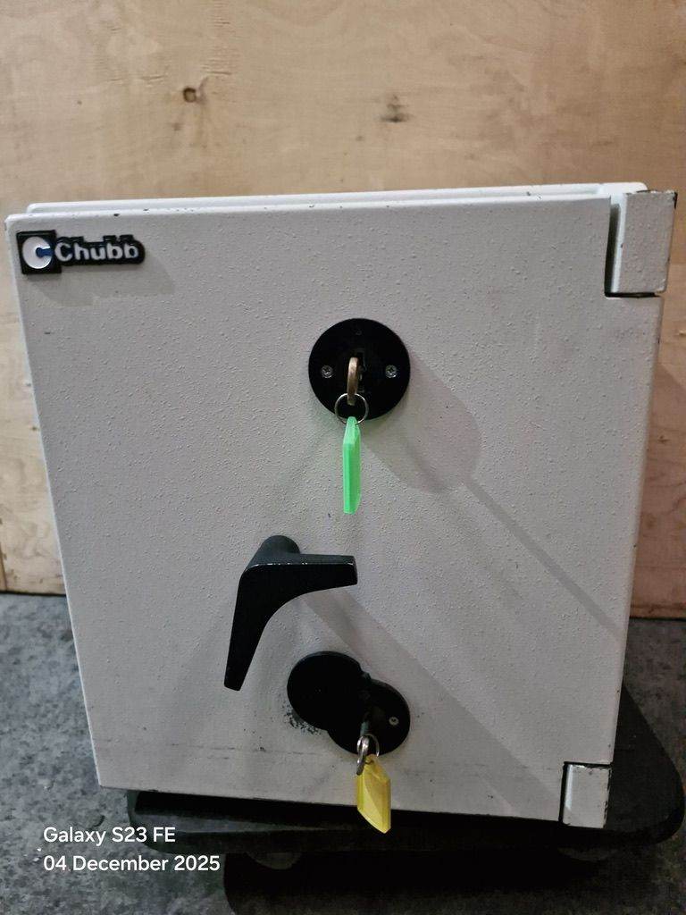 Chubb Euro Safe LPS 1183/Keys/Chubb Small Cash Safe/2 Separate Locks in ...