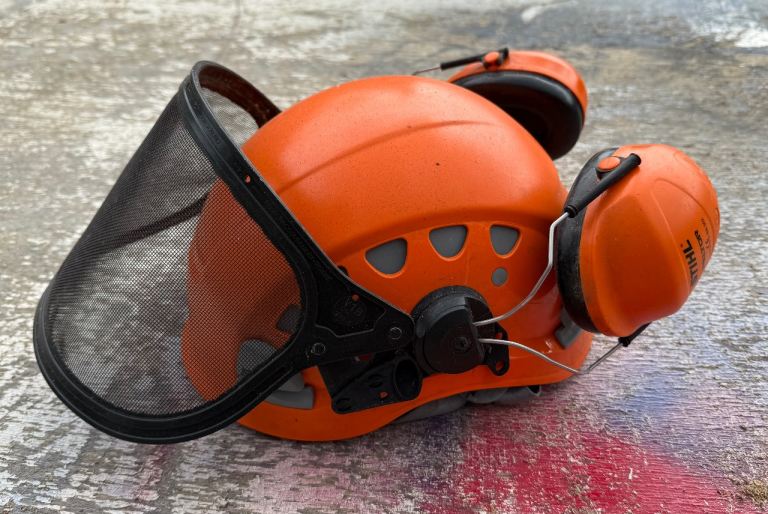 CHAINSAW / ARBORIST / TREE SURGEON HELMET, ORANGE.(PETZL VERTEX VENT ...