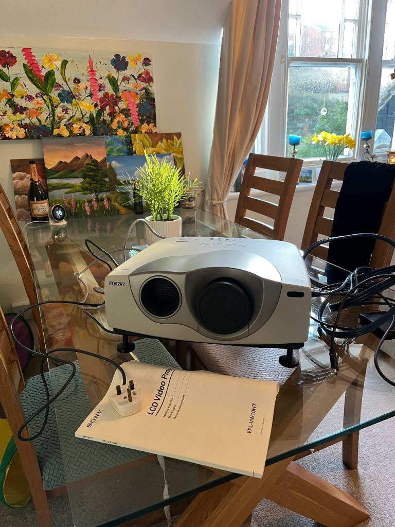 Sony projector and screen | in Eastbourne, East Sussex | Gumtree