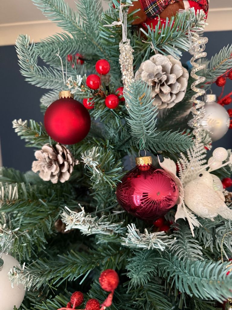Stunning John Lewis 7ft Pre lit Christmas Tree and With Berries ...