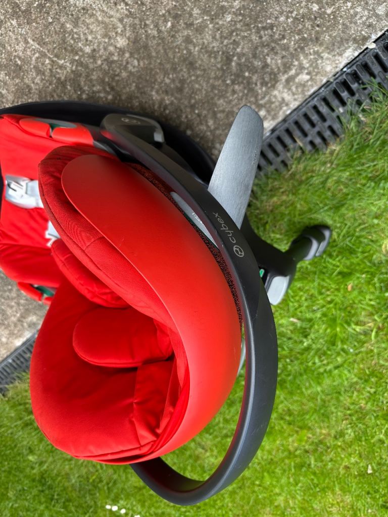 Cybex i-Size base and car seat | in Leeds, West Yorkshire | Gumtree