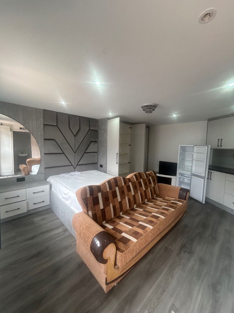 Fully Furnished Studio Flat with New Bathroom & Kitchen – 25 min from ...