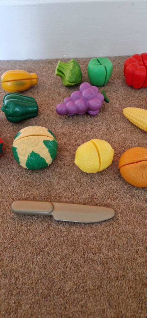 PLAY FOOD. CUTTABLE IN BASKET. EXCELLENT CONDITION., £2.50 for Sale