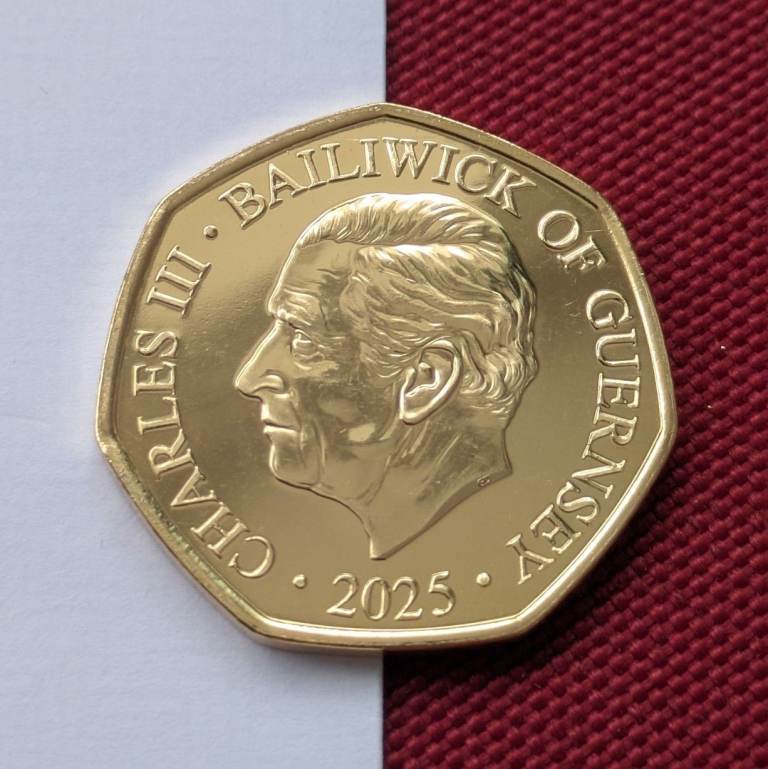 ♥NEW♥ 50p 2025 - GOLD plated SPITFIRE ATTACK Battle of Britain 85 years ...