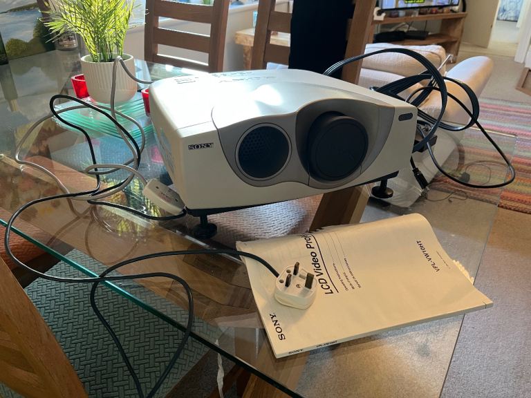 Sony projector and screen | in Eastbourne, East Sussex | Gumtree