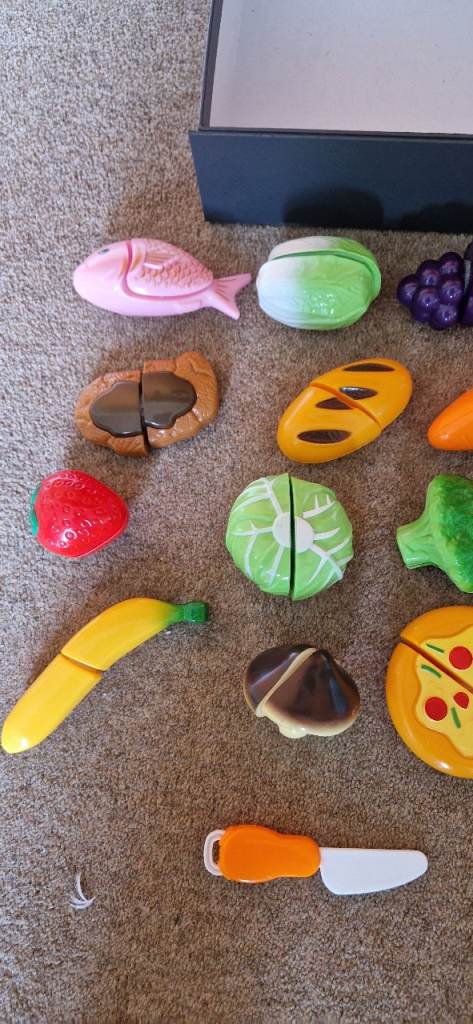 CUTTABLE PLASTIC PLAY FOOD IN STORAGE BOX. ALL IN AS NEW CONDITION ...