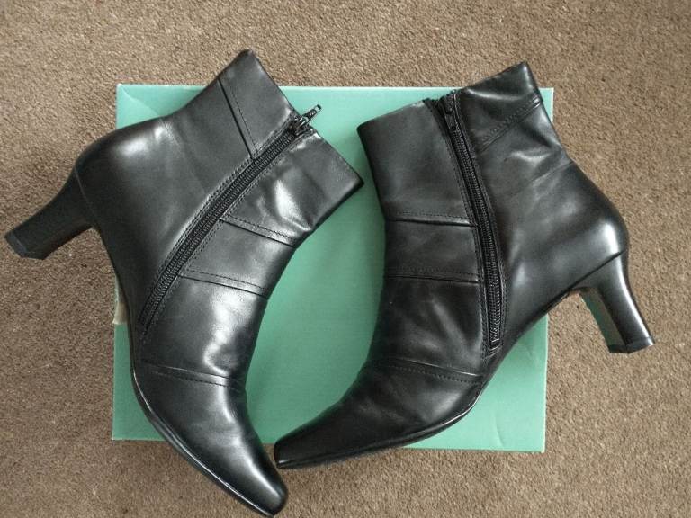 LEATHER BOOTS - SIZE 5.5D. SMART. CLARKS. BOXED. NEW COND. UNWORN. | in ...