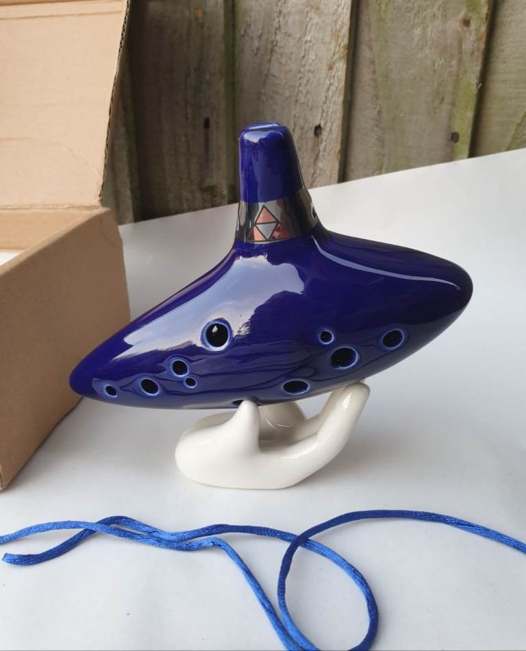 An Ohuhu 12 hole Ocarina with carry case, 'hand' stand & Songs from the ...