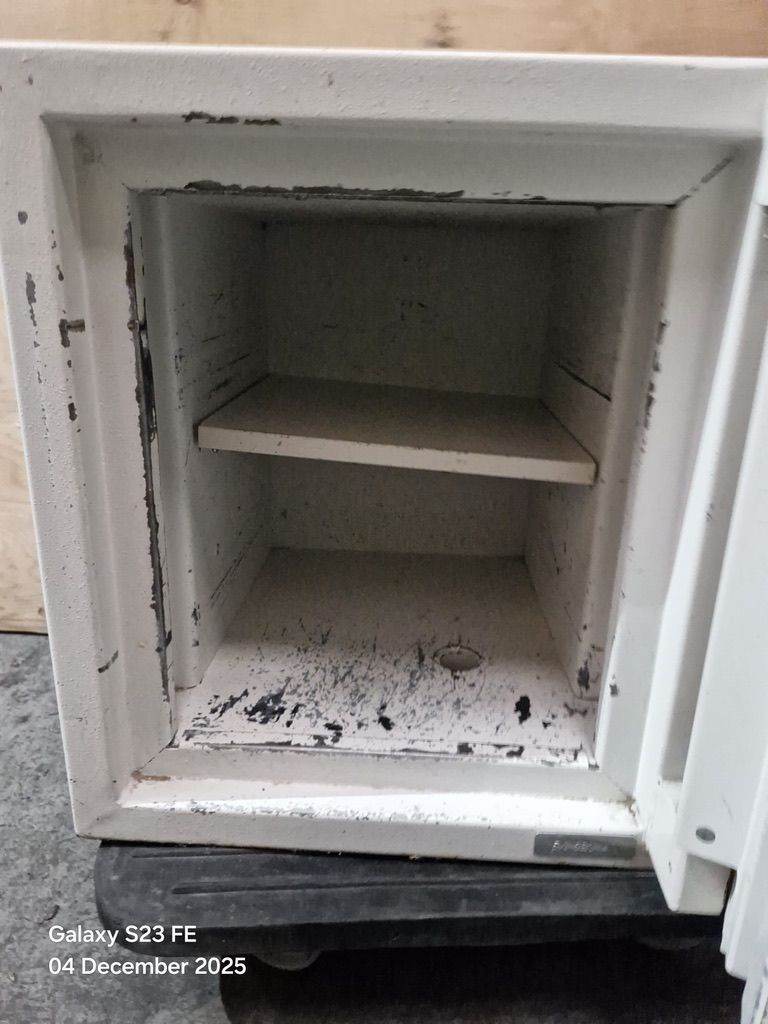 Chubb Euro Safe LPS 1183/Keys/Chubb Small Cash Safe/2 Separate Locks in ...