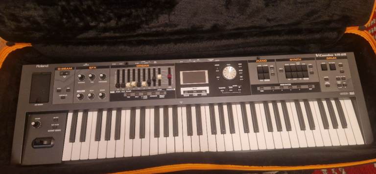 Roland VR-09 keyboard &case &behringer UMC404HD Bundle | in Uphall ...